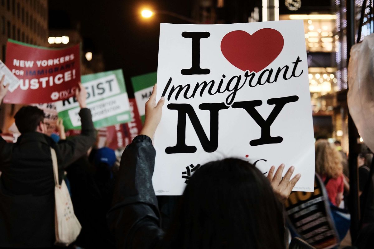 Los inmigrantes ponen a América primero: al venir aquí, afirman ...