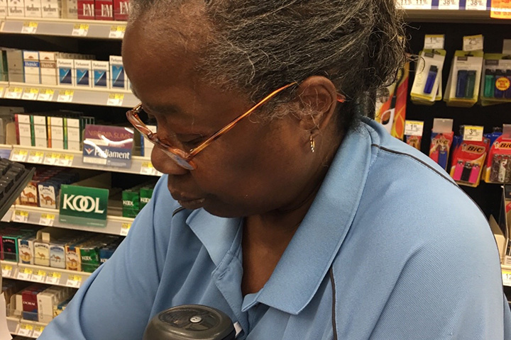 Unos vecinos sorprender a una cajera de Walgreens con unas vacaciones ...