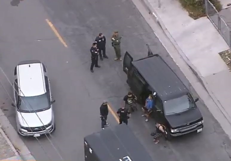 Evacuaciones en Azusa tras enfrentamiento entre hombre y equipo SWAT ...