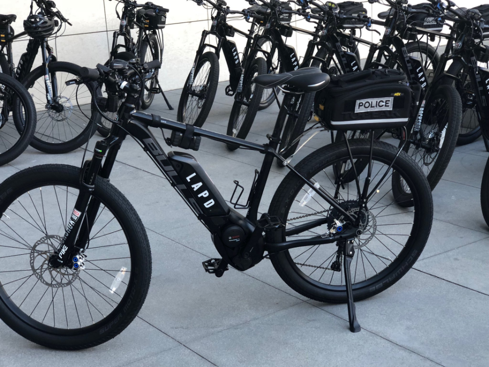 LAPD despliega patrulla de bicicletas eléctricas - La Opinión