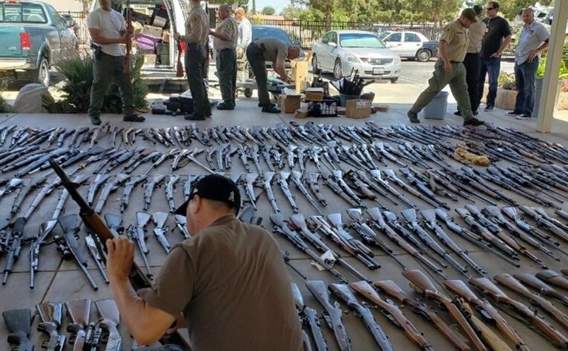 Decomisan más de 500 armas de fuego en una vivienda del condado de Los ...