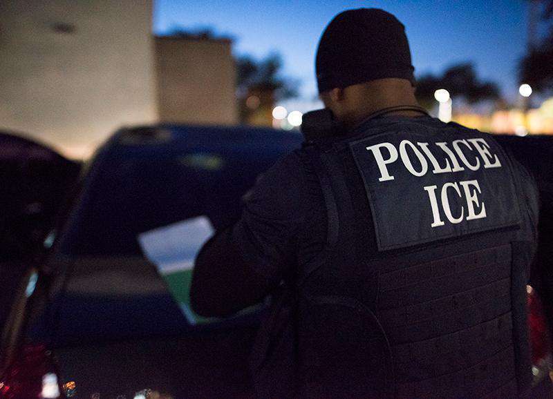 ICE captura a 132 inmigrantes durante redada - La Opinión