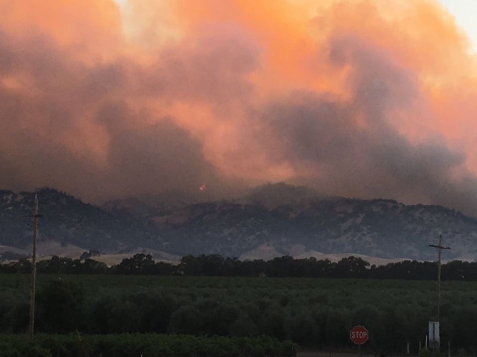 Incendio forestal en el condado de Yolo quema 82,700 acres - La Opinión