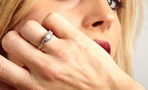 Para los celosos: Inventan anillo de compromiso con GPS - La Opinión