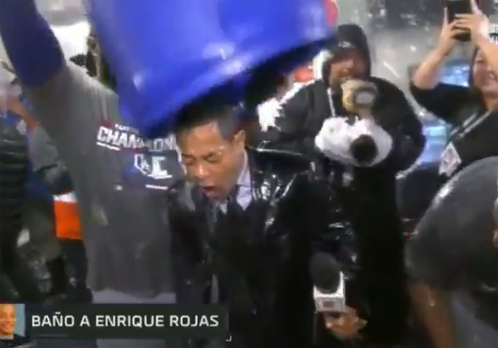 ¿Se propasó? Baño de Yasiel Puig a Enrique Rojas de ESPN en vivo divide ...