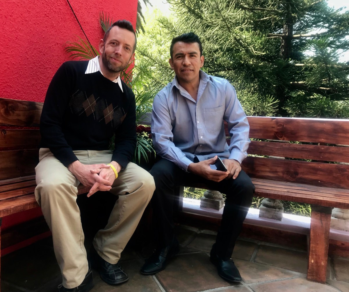 Empresario de EEUU y deportados unen fuerzas - La Opinión