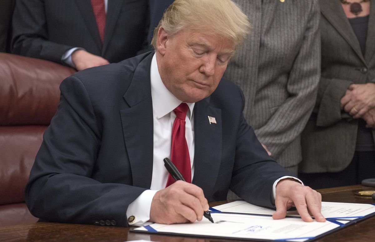 La firma de Trump que ayudaría a miles de presos latinos - La Opinión