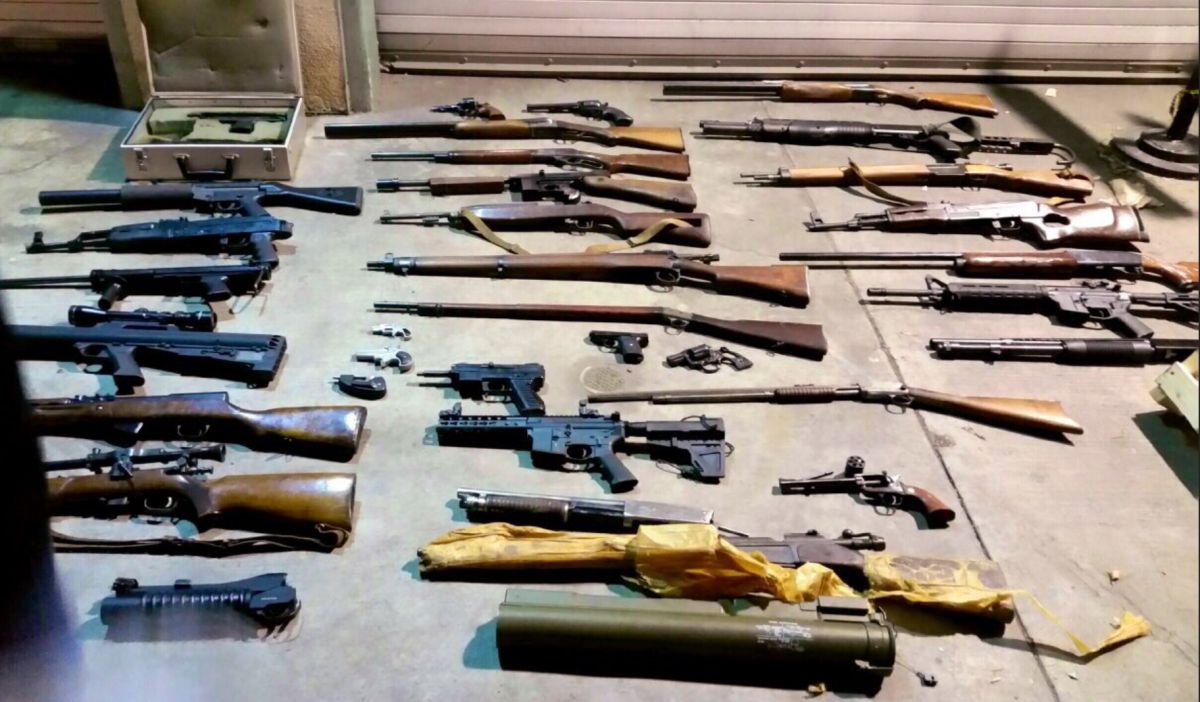 LAPD incautó 42 rifles, 12 pistolas y silenciadores en el Sur de Los ...