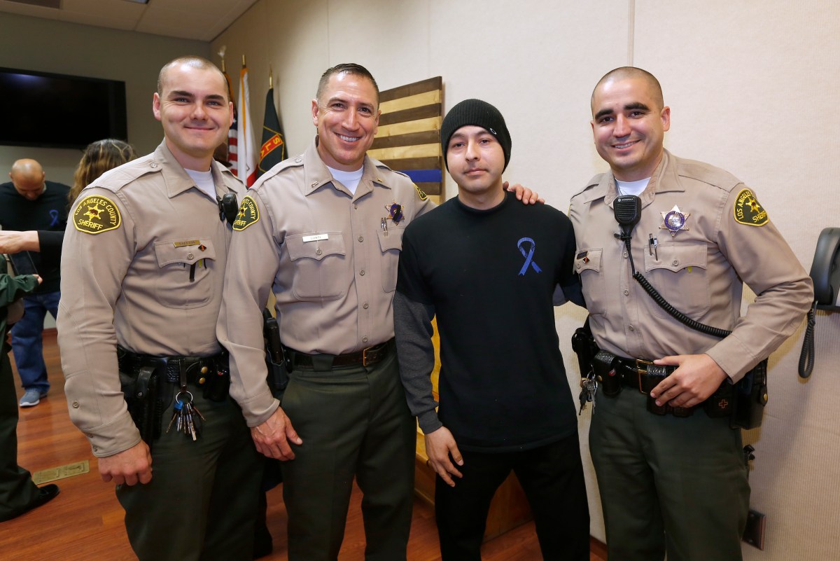 Agente latino lucha una batalla contra el cáncer - La Opinión