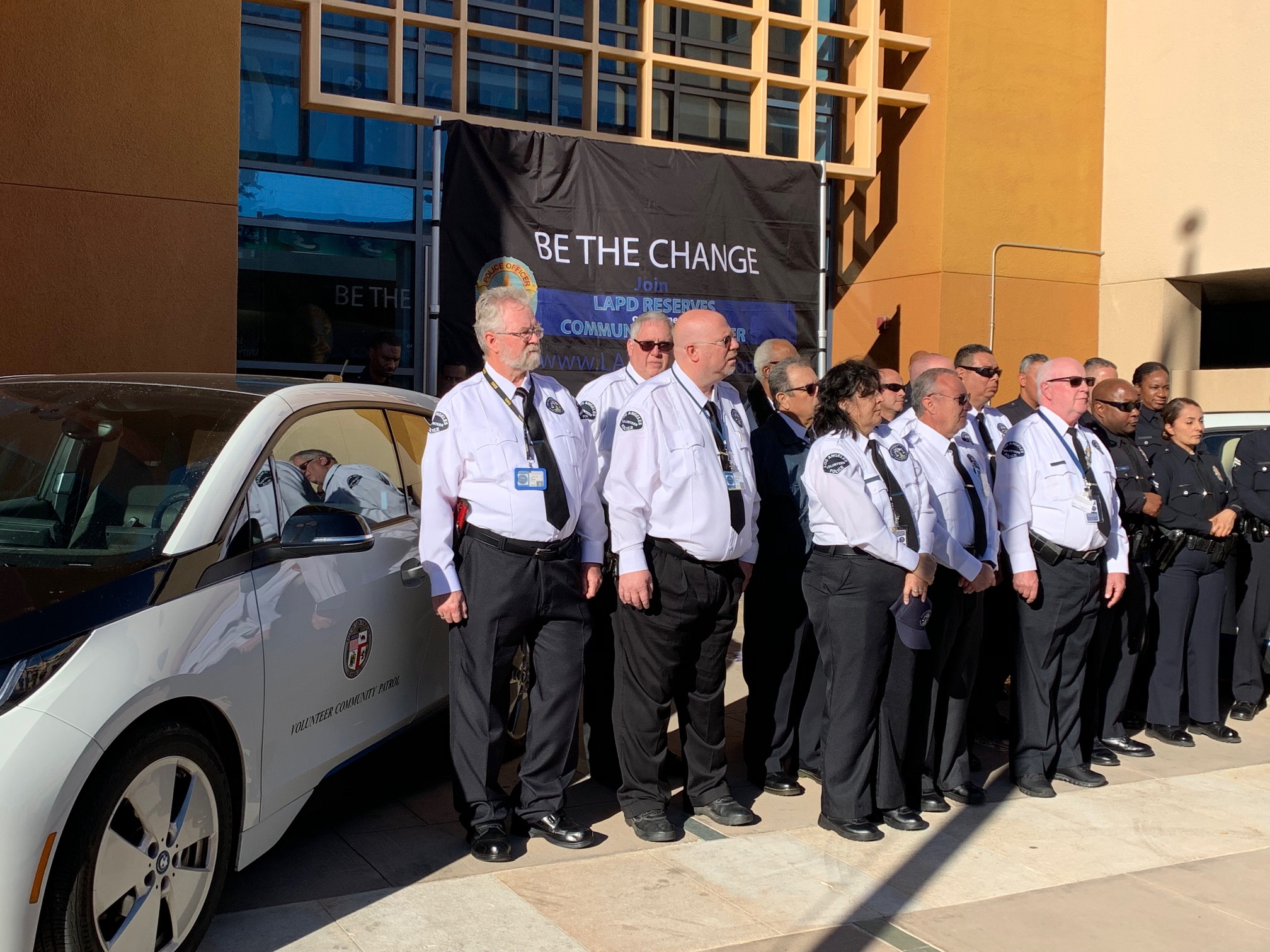 ‘Policías’ civiles entran en acción en la estación Mission del LAPD ...