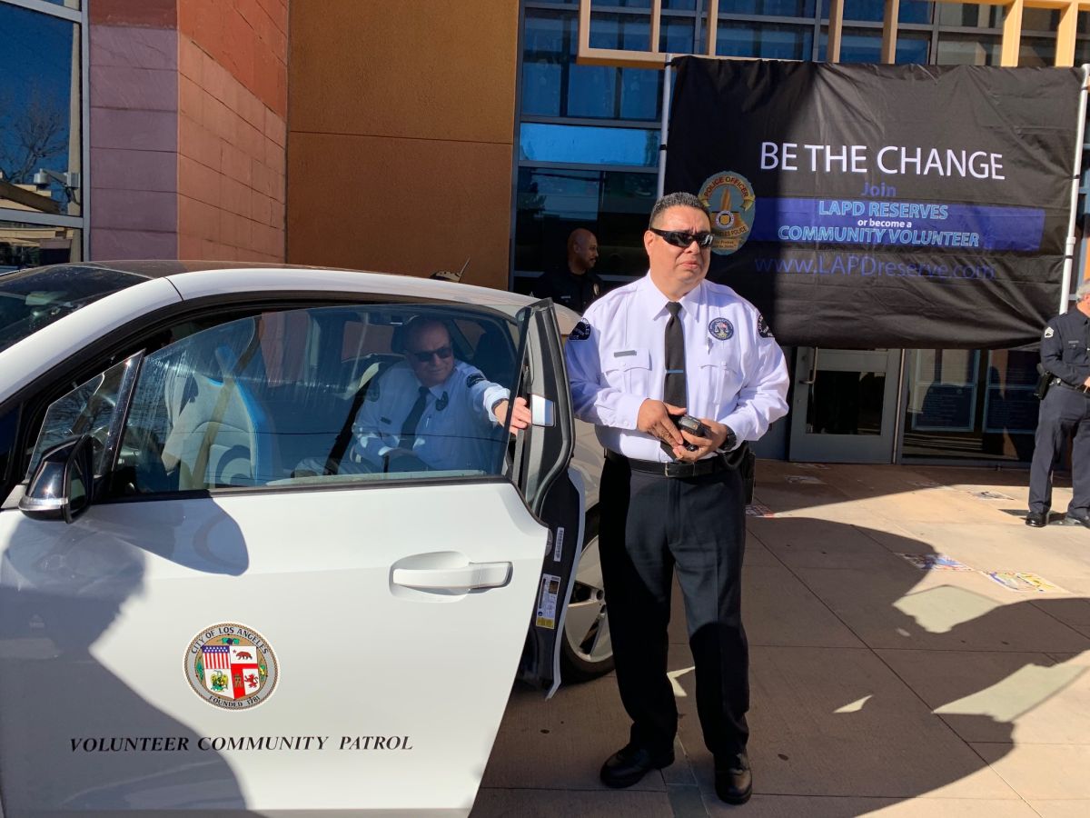 ‘Policías’ civiles entran en acción en la estación Mission del LAPD ...