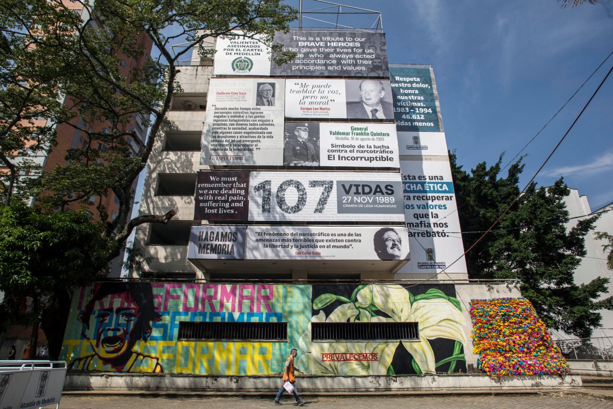 Medellín se deshace del edificio Mónaco, símbolo del poder de Pablo ...