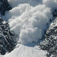 VÍDEO: Avalancha de nieve sepulta a varias personas mientras otras ...