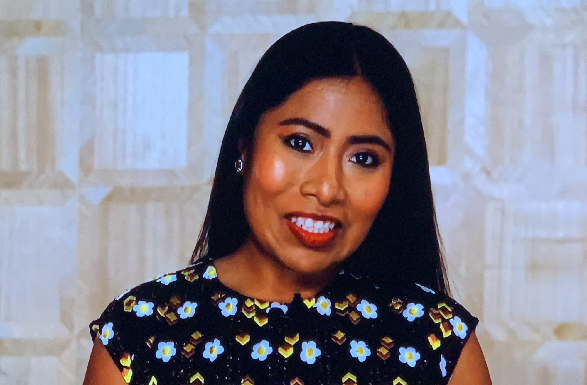 Yalitza Aparicio Deja Polémica Con Sergio Goyri Atrás Y Aparece En