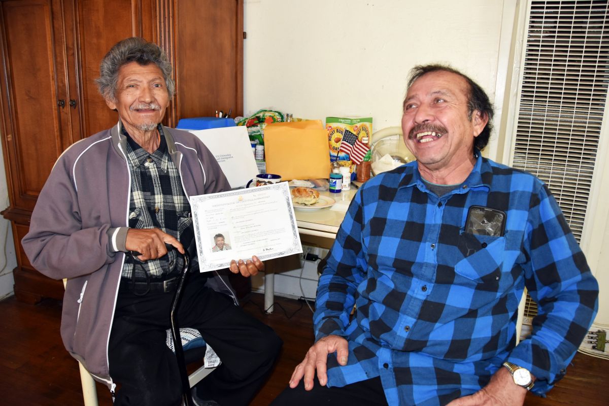 Sin saber leer ni escribir, inmigrante de 75 años logra la ciudadanía a ...