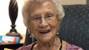 La increíble historia de amistad de una viuda de 95 años - La Opinión