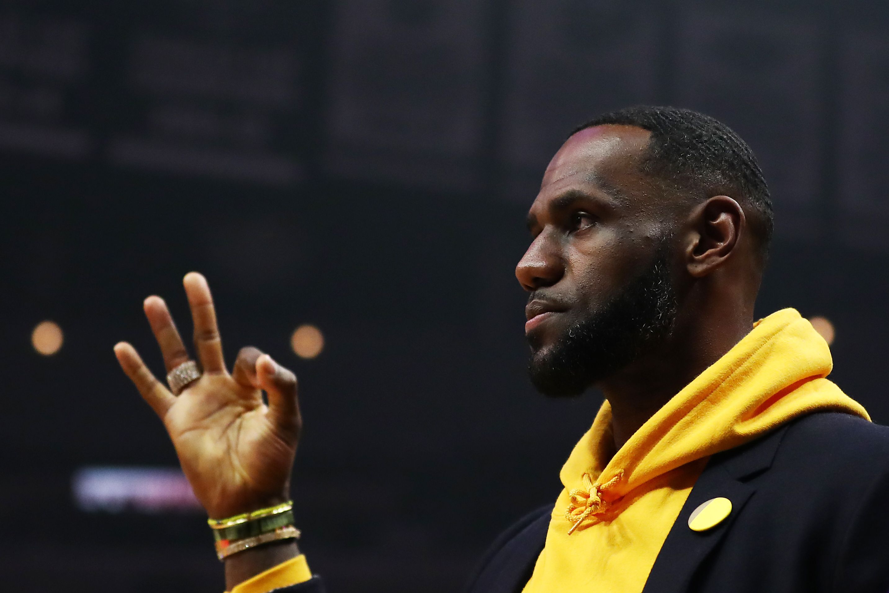 LeBron James fue sorprendido por niño dominicano | La Opinión