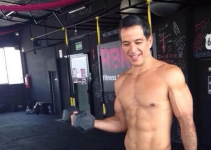 Javier Alarcón tunde a los Millennials presumiendo musculoso torso en ...
