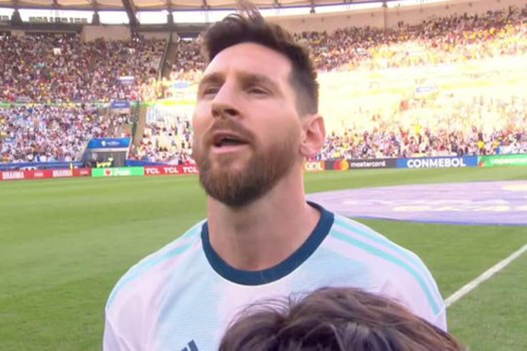 ¡Inédito! Messi cantó el himno de Argentina y se volvió viral - La Opinión
