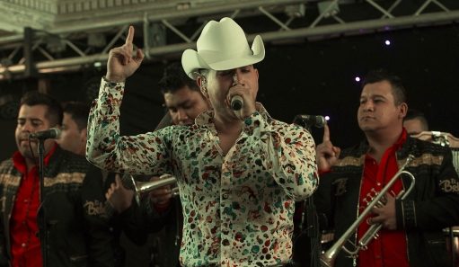 El Bebeto y su amor grupero por los autos clásicos - La Opinión