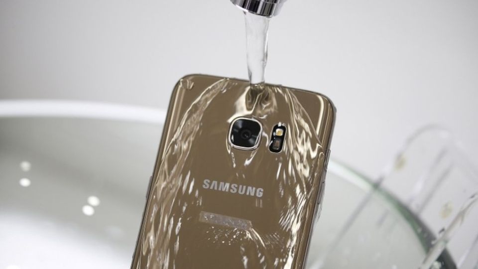¿Son realmente los celulares de Samsung resistentes al agua? - La Opinión