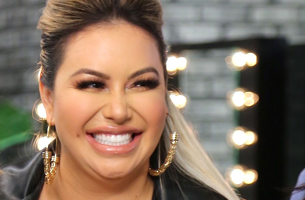 Chiquis Rivera disfruta de una deliciosa dona de chocolate, luego de ...