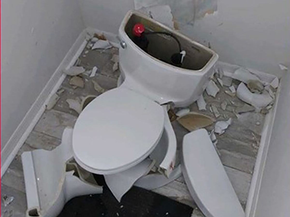 Rayo destruye un inodoro en una vivienda de Florida - La Opinión