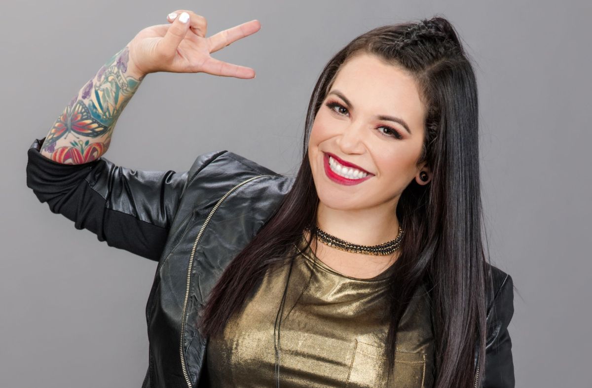 El track suit amarillo de Jacqie Rivera que marcan sus figura de ...