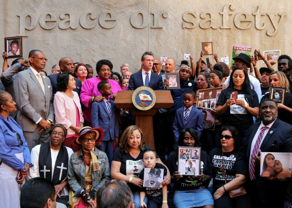 Gavin Newsom firma ley “Stephon Clark” que limita uso de fuerza ...