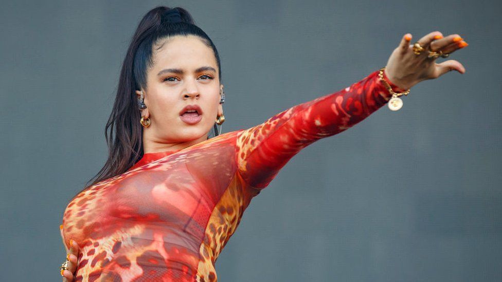 Rosalía abrió la boca y sus dientes se robaron todo el show en ...