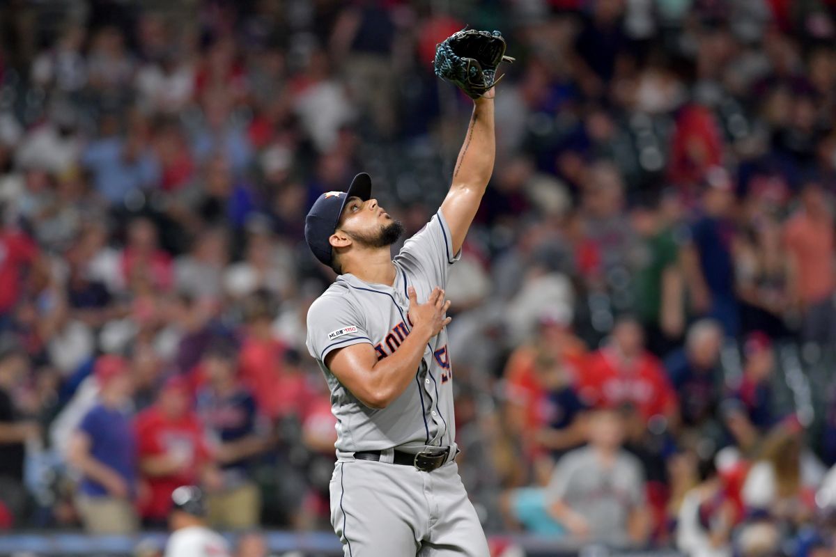 El Pelotero Mexicano Roberto Osuna Pasó De Ser Suspendido Por Violencia