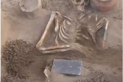 Arqueólogos encuentran extraño “iPhone” de más de 2,100 años - La Opinión