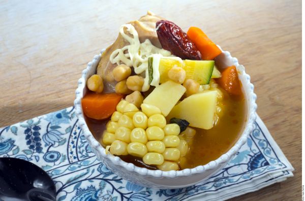 Aprende a preparar el tradicional mole de olla mexicano - La Opinión