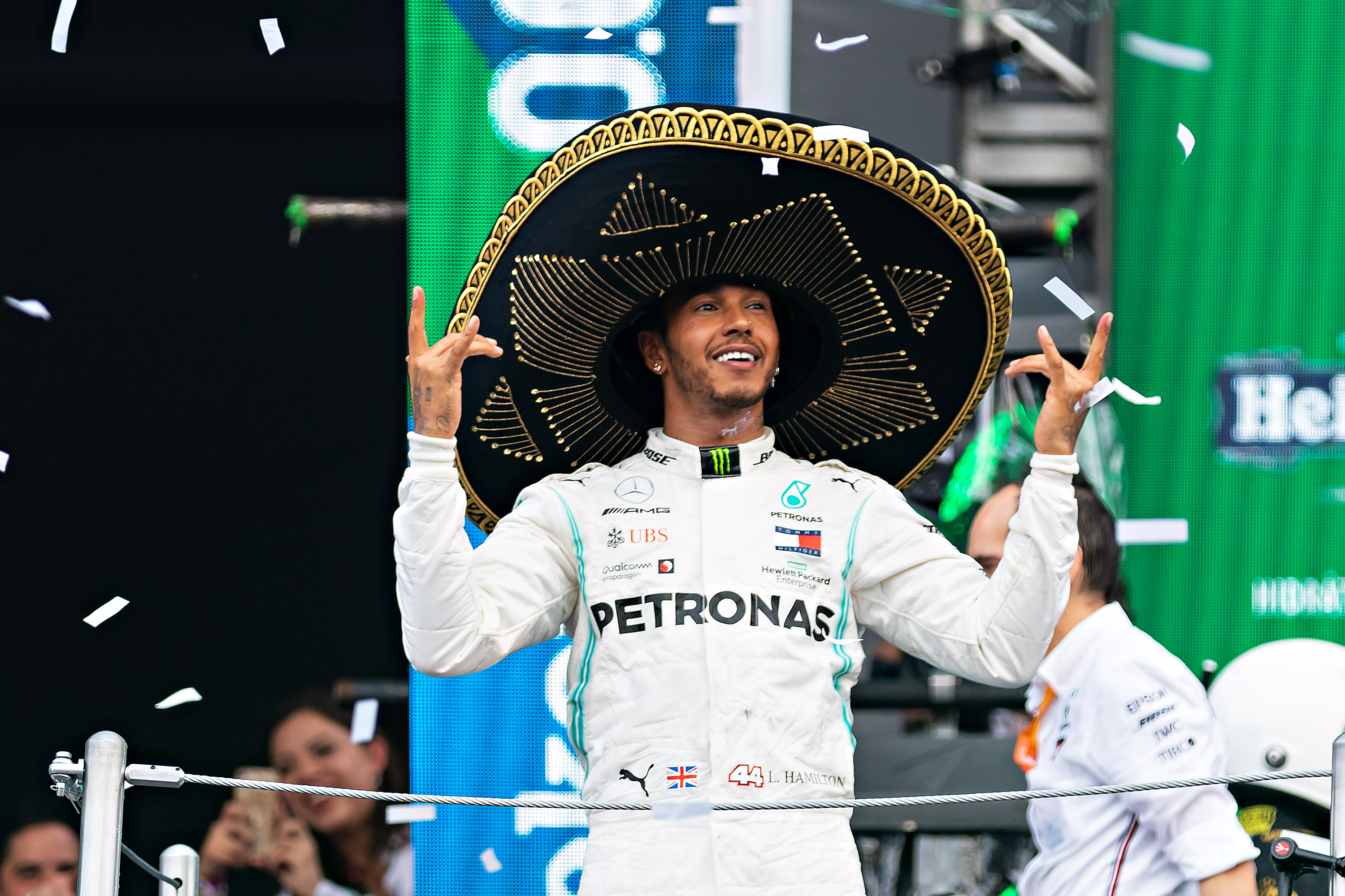 Así fue el irreal festejo de Lewis Hamilton en el podio del GP de ...