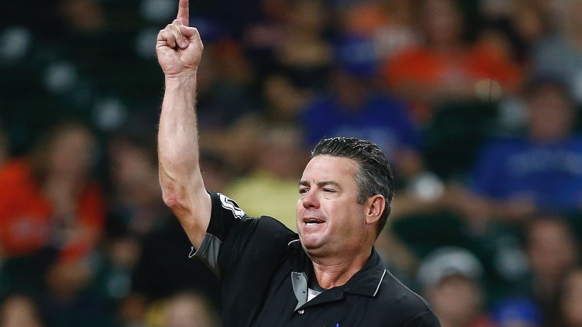 Umpire dice que ya compró su rifle para salir a defender a Trump - La ...