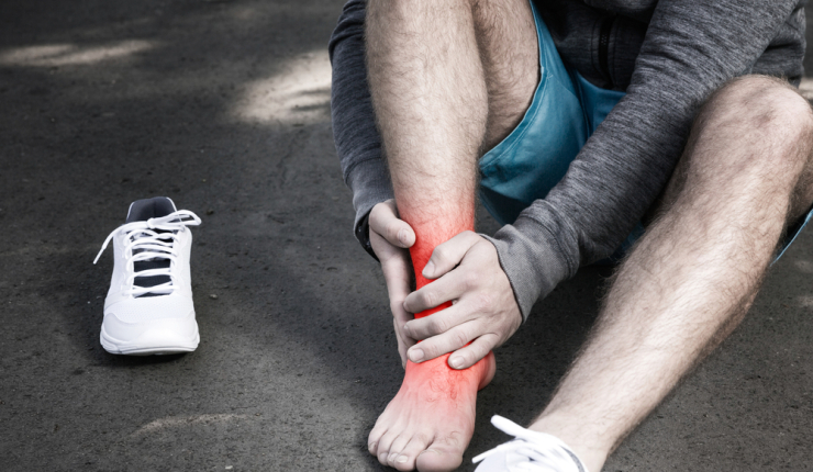 Dolor en los tobillos: conoce los síntomas y tratamiento - La Opinión