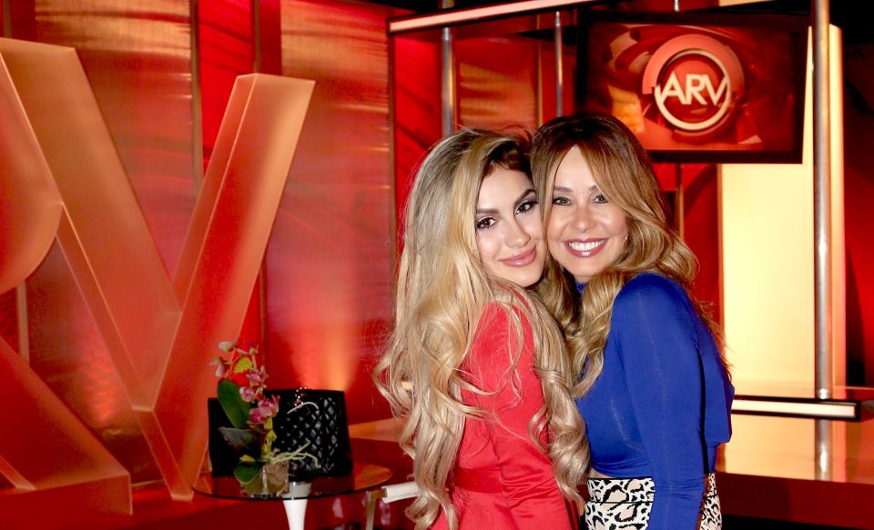 Myrka Dellanos le dice “I love you” a su hija Alexa, mientras ésta posa ...