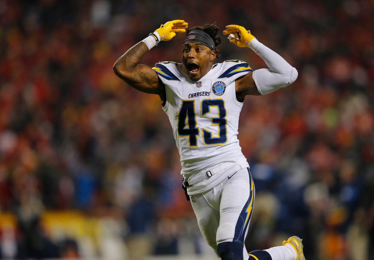 ¿No le da pena? Michael Davis, jugador de LA Chargers, presume ser ...
