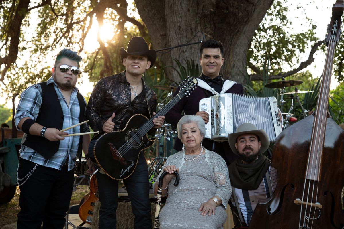 Conoce a la octogenaria de Nuevo León rumbo al Grammy Latino - La Opinión