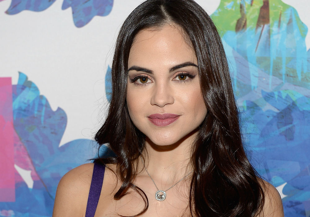 Natti Natasha y Romeo Santos se besan en pleno escenario - La Opinión