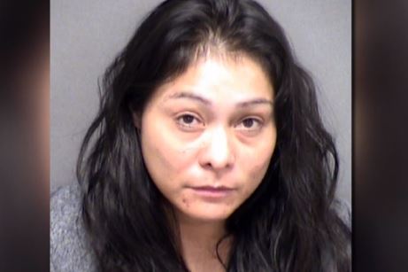 Texas: Madre hispana acusada de golpear a su hija embarazada de 16 años ...