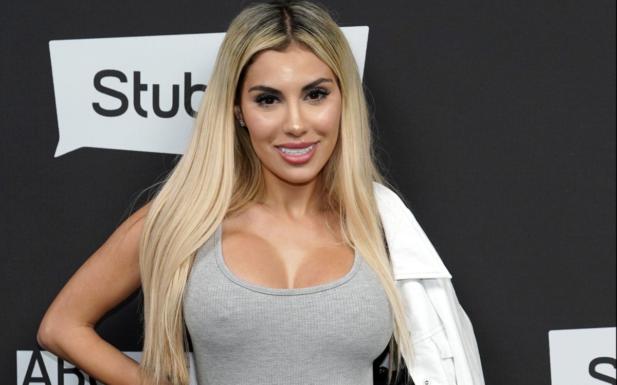 Alexa Dellanos luce su figura en diminuto atuendo que realza su ardiente escote - La Opinión