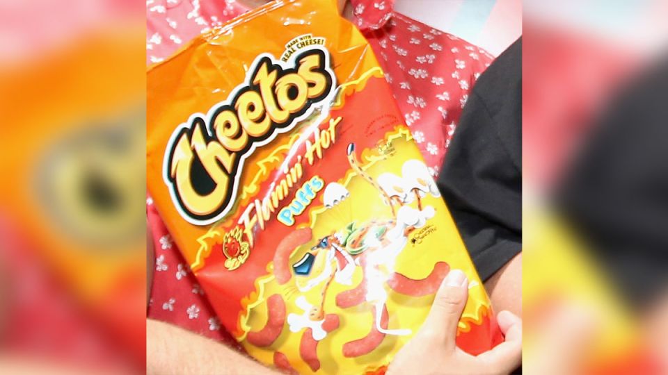 VIDEO: Mujer aparece bañándose en una tina llena de Cheetos picantes ...