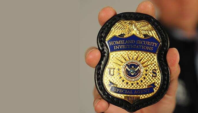 Cómo debe reaccionar un inmigrante que es abordado por agentes de ICE ...