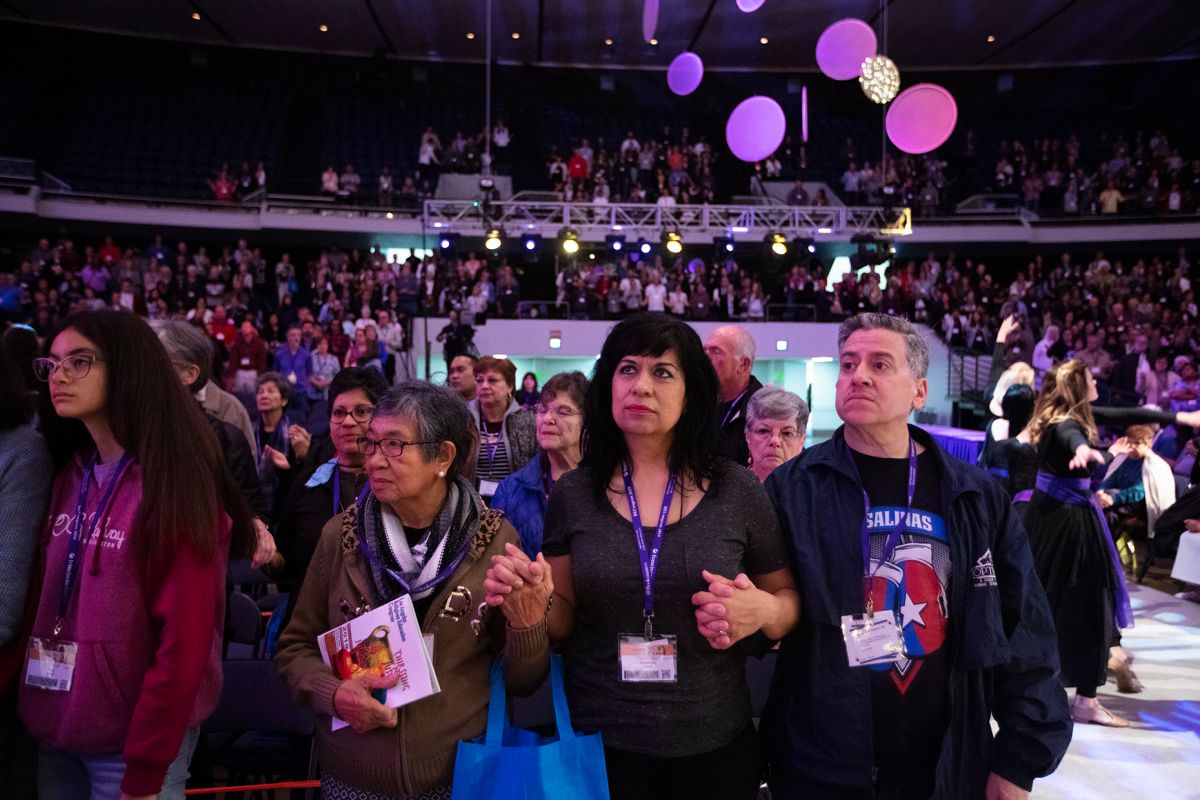 Congreso católico en Anaheim atrae a fieles de todo el mundo - La Opinión