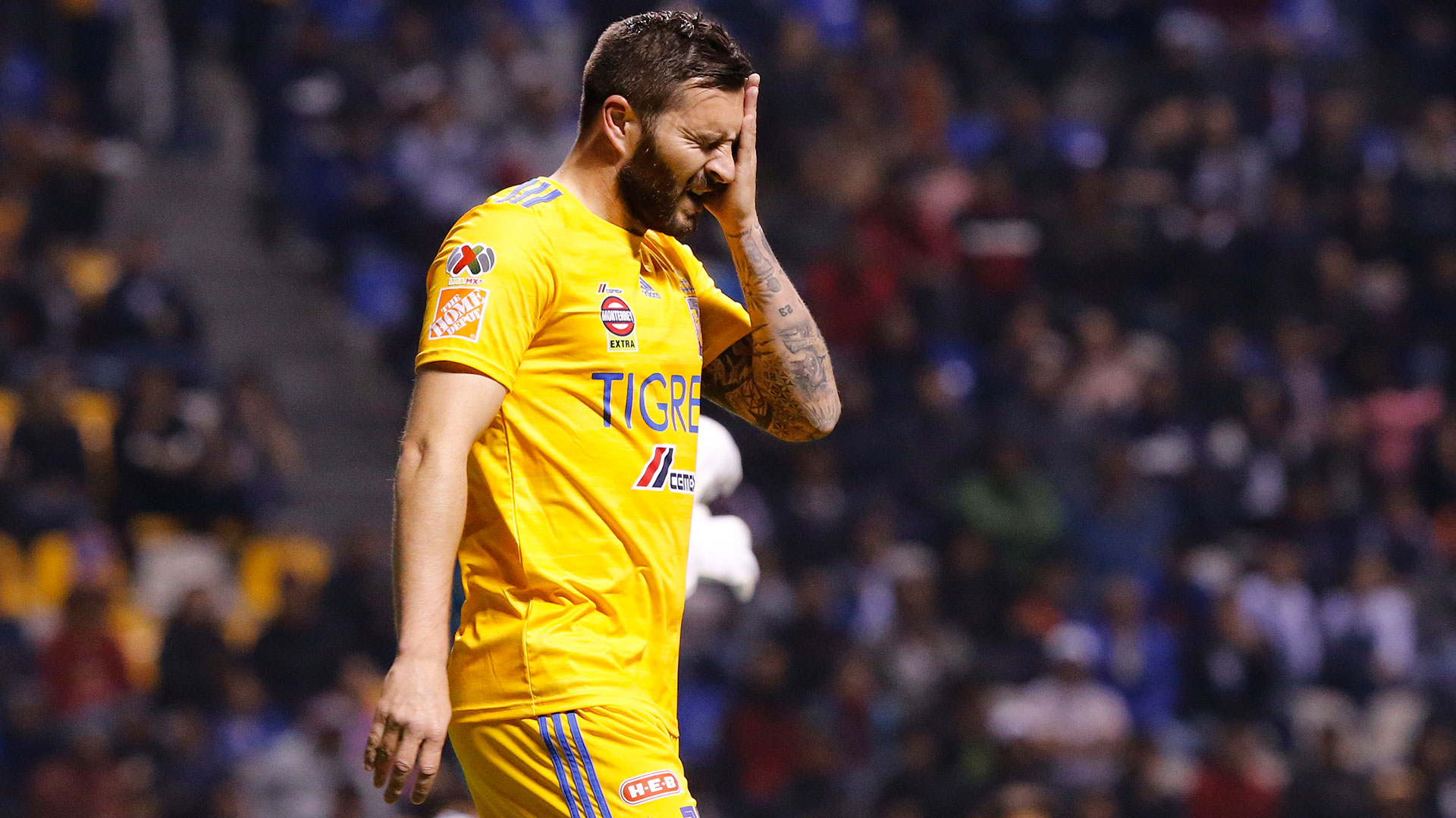 El VAR salvó a Gignac de su primera expulsión en la Liga MX | La Opinión