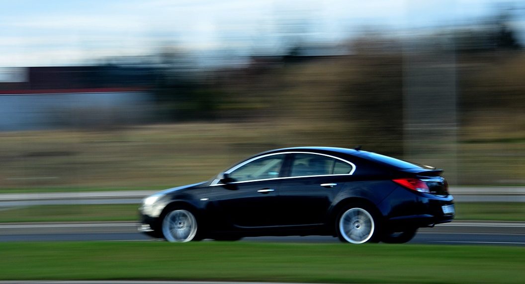 ¿Qué sucede si pones la reversa cuándo vas a toda velocidad? - La Opinión