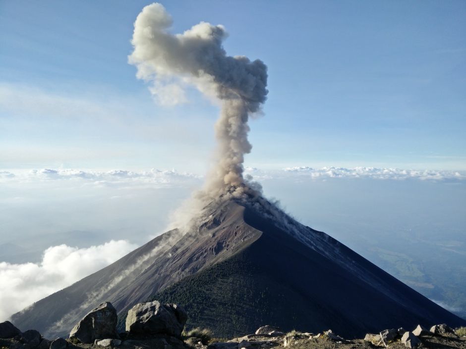 El extraño volcán de lava azul | La Opinión
