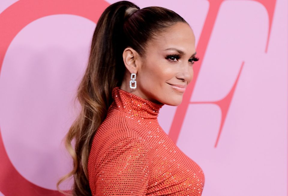 Doble de Jennifer López, Connie Peña, baila de rodillas y presume bajo ...