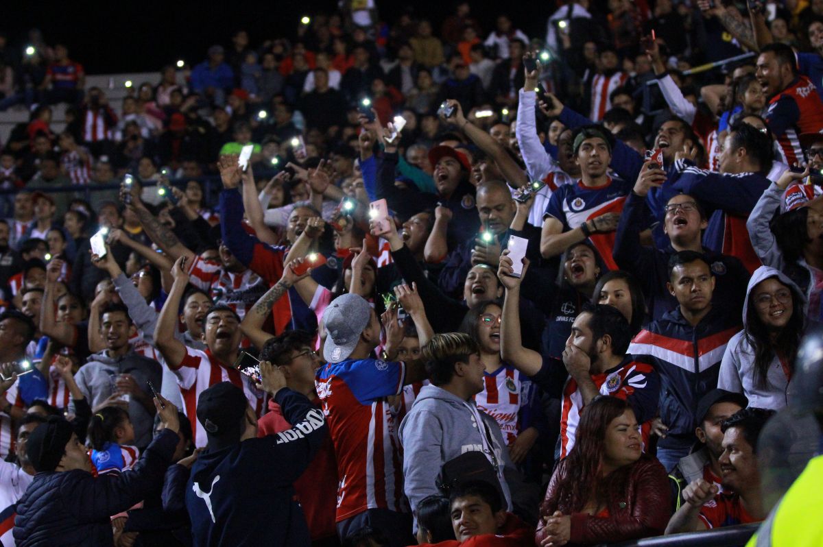 VIDEO: Jugadores de Chivas armaron serenata con su afición - La Opinión